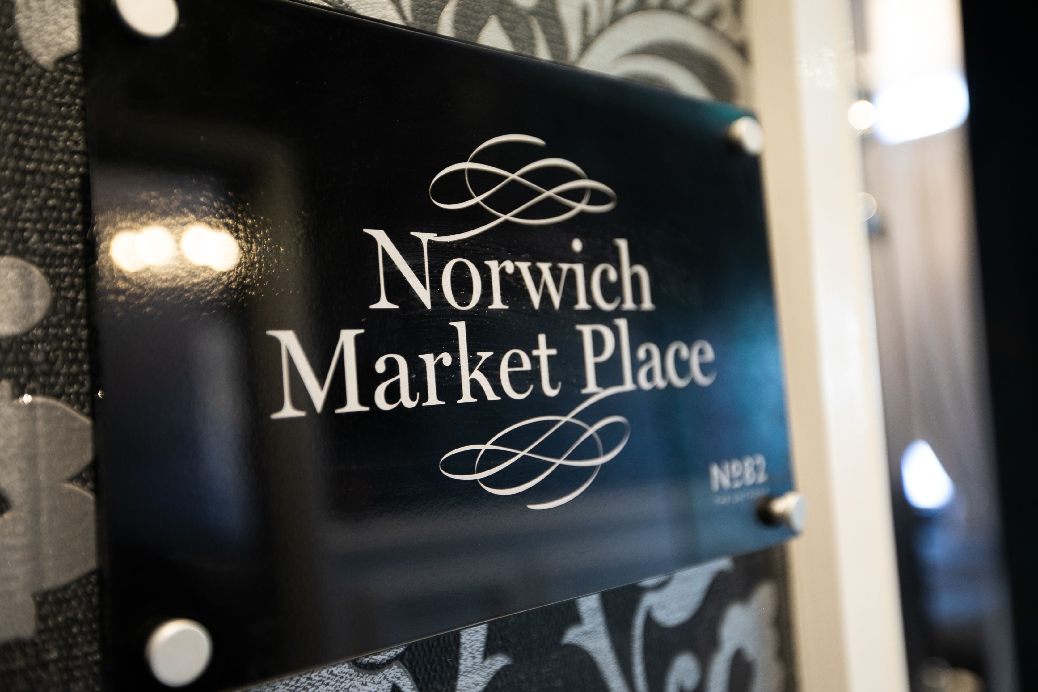Placa indicando Norwich Market Place.
