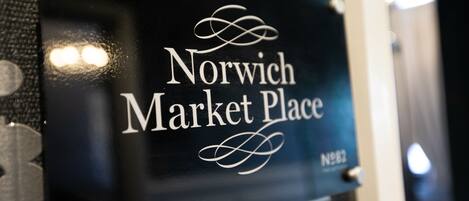 Placa indicando Norwich Market Place.