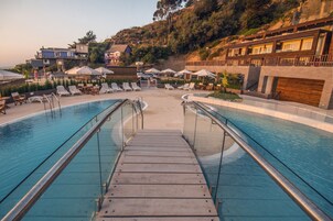 Piscina interior, piscina exterior, espreguiçadeiras 