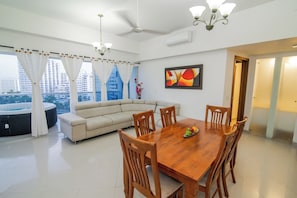 Apartamento Superior, 2 quartos | Cortinas/cortinados opacos, ferro/tábua de engomar, Wi-fi grátis 