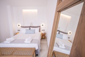 Suíte superior, vista para a piscina | Frigobar (abastecido com itens grátis), cofres nos quartos