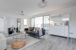 Suíte panorâmica, 2 quartos, terraço, vista para a cidade | Sala de estar | TV de tela plana