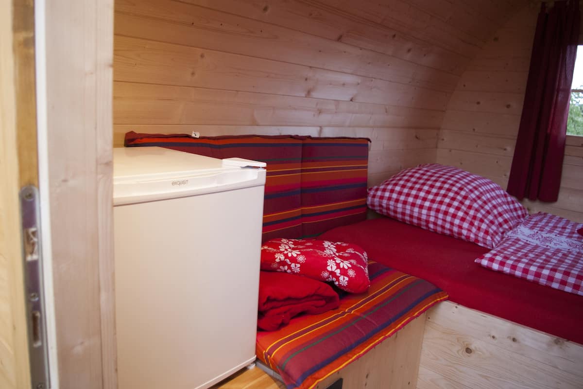 Frigobar, roupa de cama