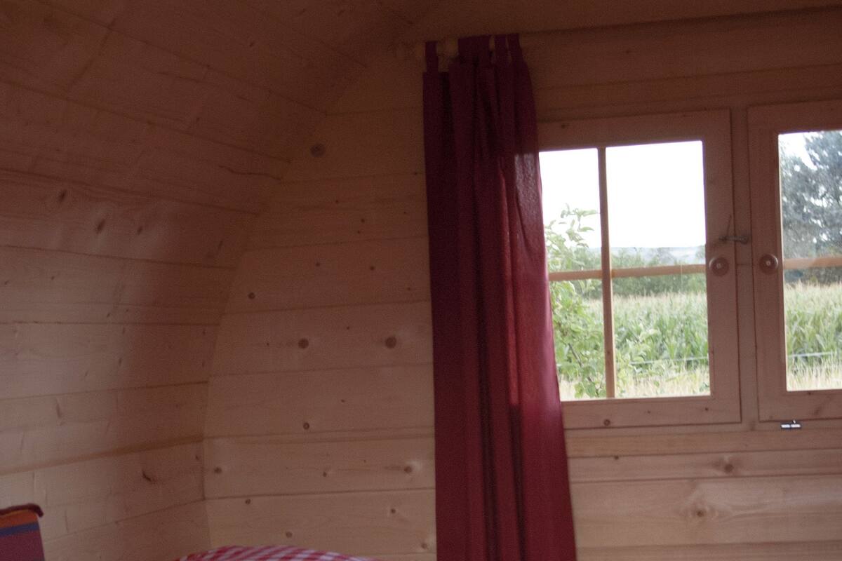 Frigobar, roupa de cama