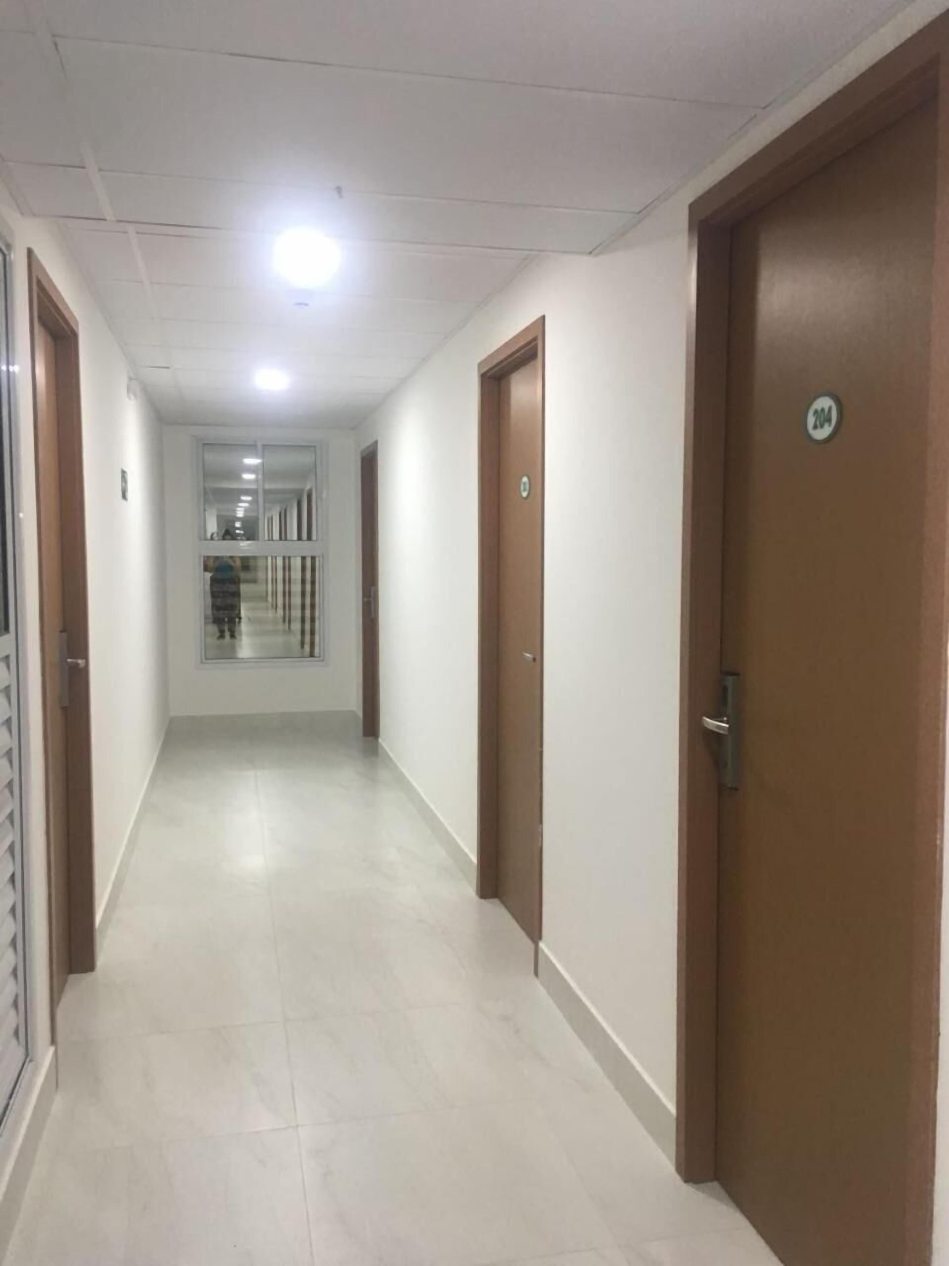 Corredor com portas numeradas 204 e 205, dando acesso a quartos.
