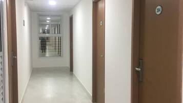 Corredor com portas numeradas 204 e 205, dando acesso a quartos.