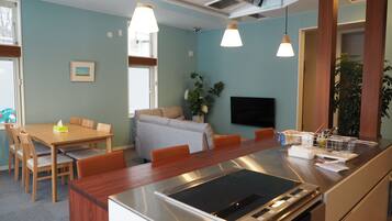 Geladeira grande, micro-ondas, cooktop