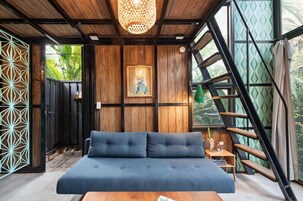 Casa na árvore com design assinado, 1 cama Queen, cozinha, vista para o jardim | Área de estar