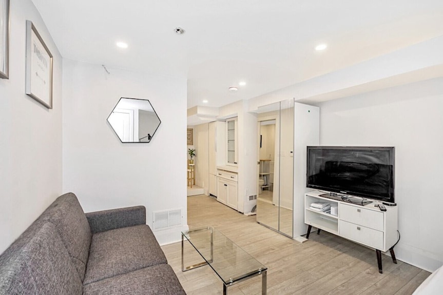 Clean, White, Bright And Close To Ttc Subway - Mississauga