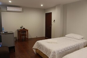 Quarto duplo standard, 2 camas de solteiro, para não fumantes, vista para a cidade | 1 quarto, escrivaninha, Wi-Fi de cortesia