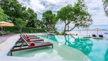 Piscina exterior, espreguiçadeiras