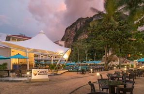 2 restaurantes: opção de café da manhã, almoço e jantar
