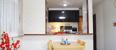 Casa de Férias Deluxe, várias camas | Refeições no quarto