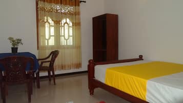 Escrivaninha, quartos à prova de som, Wi-Fi de cortesia, roupa de cama