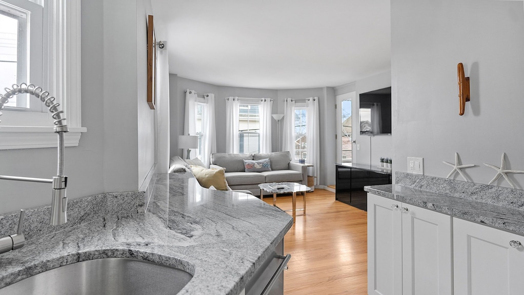 Downtown Newport Luxury On Thames, 2br, Sleeps 6 - Walk To Everything - Newport, RI