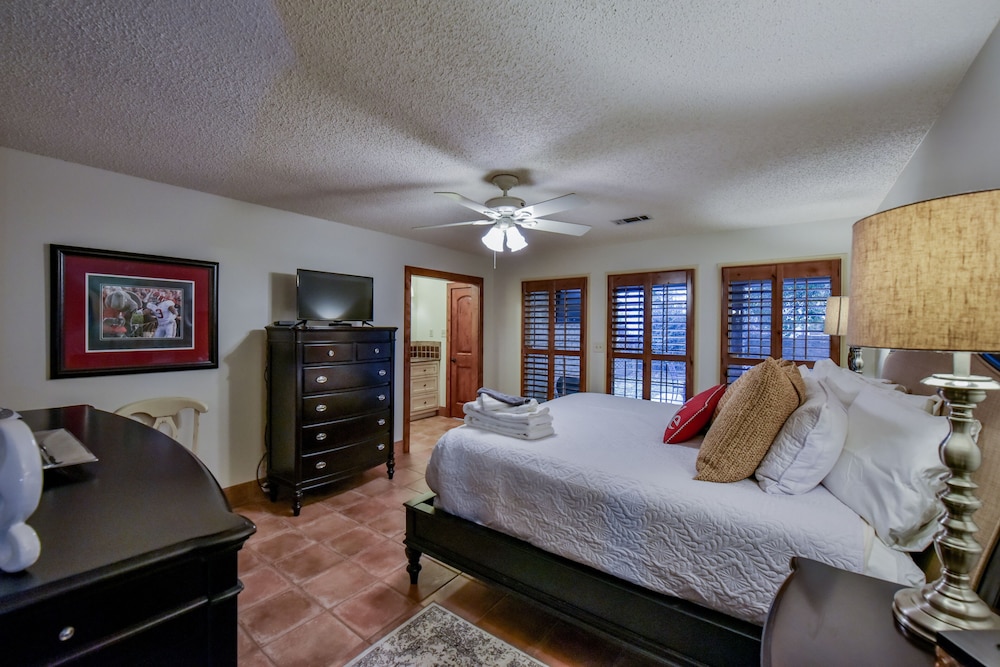Myrtlewood Cottage- Book For Football Season! Walk To The Stadium! - Tuscaloosa, AL