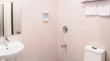 Um polibã, artigos de higiene pessoal grátis, um bidé