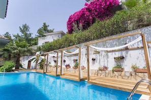 Terraço com espreguiçadeiras
