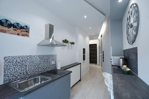 Geladeira, cooktop, cafeteira/chaleira