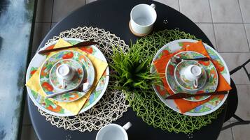 Pequeno-almoço tipo buffet diário (5 EUR por pessoa)