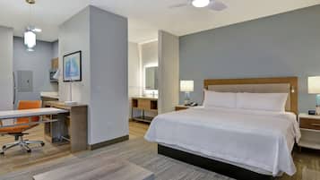 Secretária, ferro/tábua de engomar, Wi-fi grátis