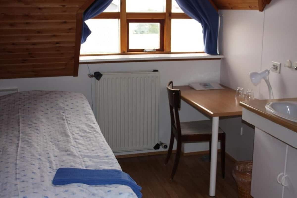 Quarto Individual, casa de banho partilhada | Cortinas/cortinados opacos, berços/camas para crianças grátis