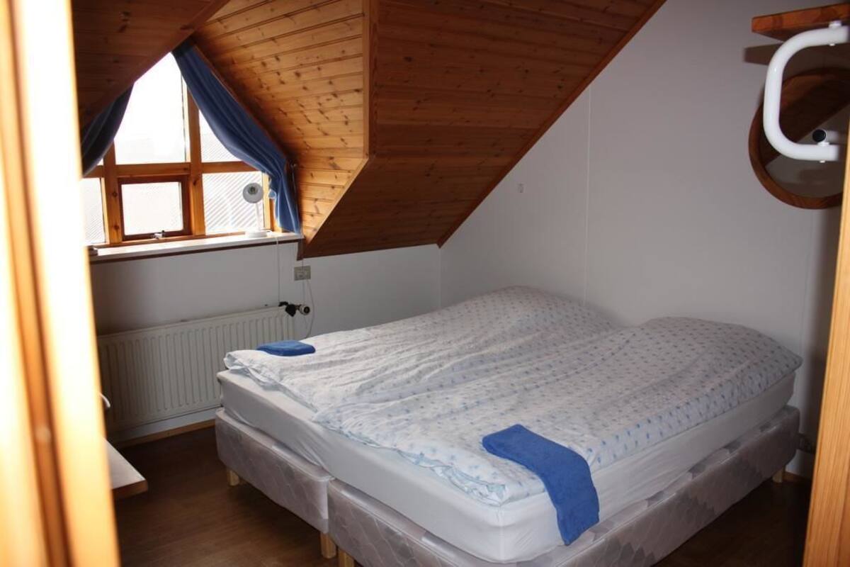 Cortinas/cortinados opacos, berços/camas para crianças grátis
