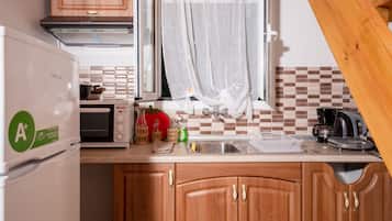 Dúplex, 2 quartos | Cozinha privada | Um frigorífico, um forno, uma placa de cozinha, uma cafeteira/bule