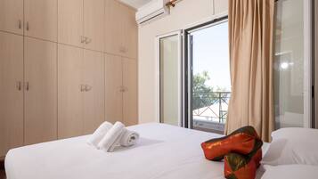 Apartamento, 4 quartos | Quartos insonorizados, ferro/tábua de engomar