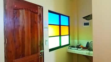 Quarto Standard, 1 cama queen-size, não fumadores (Couples) | Quartos insonorizados, camas desdobráveis, Wi-fi grátis