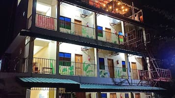 Fachada do alojamento (tarde/noite)