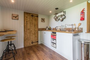Cabine, 1 cama de casal, não fumadores | Cozinha privada | Uma placa de cozinha, uma chaleira elétrica, utensílios de cozinha 