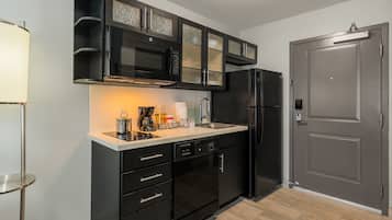 Geladeira grande, micro-ondas, cooktop, lava-louças
