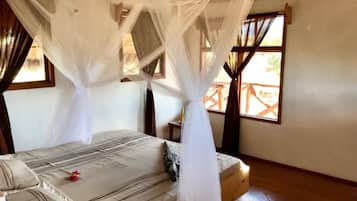Quarto casal, banheiro privativo | Escrivaninha, roupa de cama