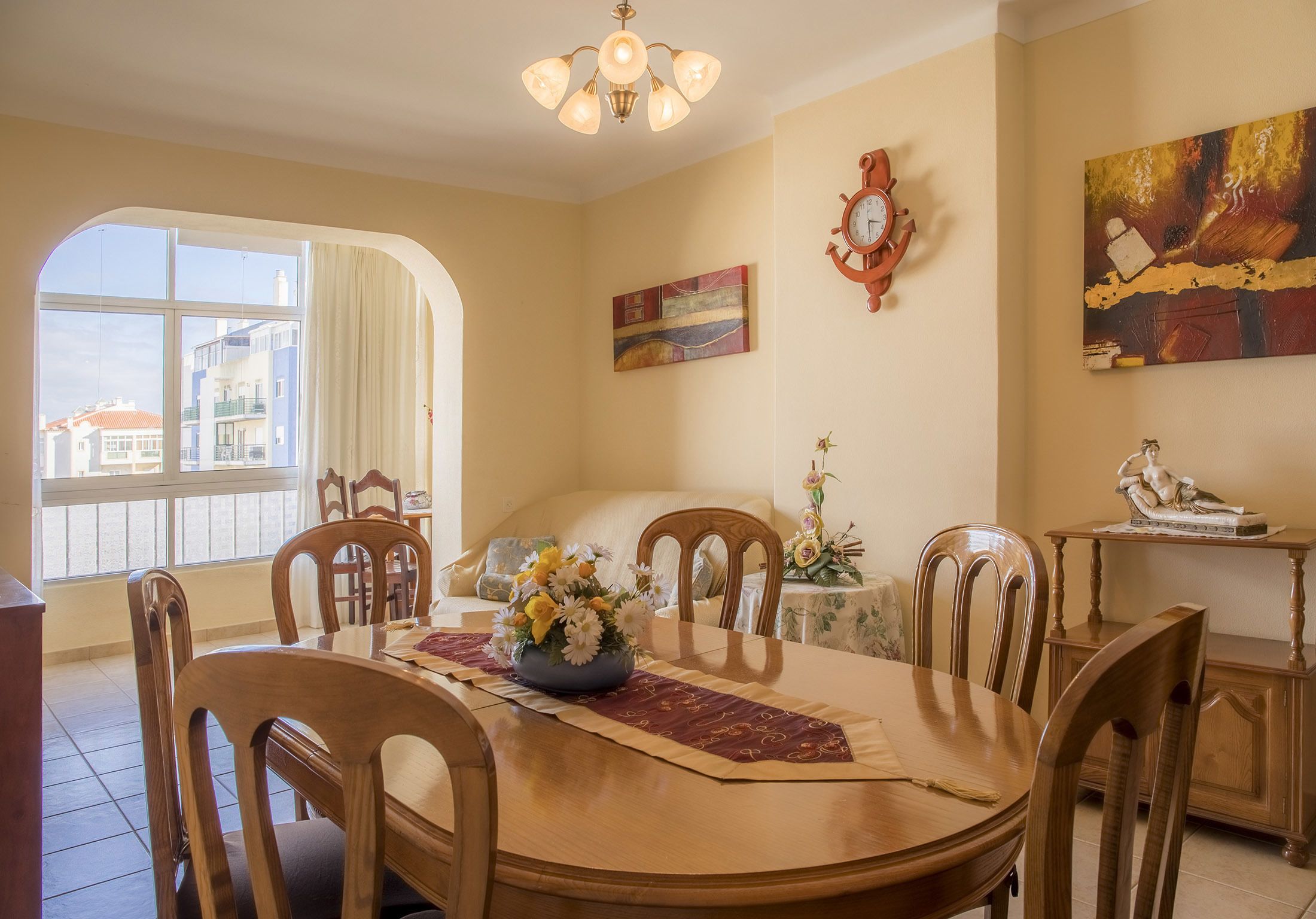 Apartamento, 2 quartos | Sala de estar | Televisor 