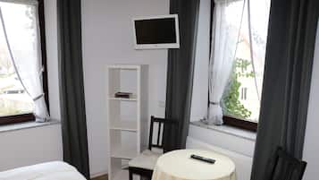 Quarto casal clássico, para não fumantes | Cofres nos quartos, escrivaninha, cortinas blackout, Wi-Fi de cortesia