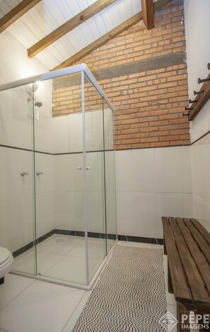 Casa Holanda | Banheiro | Chuveiro, produtos de toalete de grife, secador de cabelo 