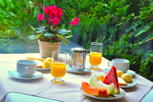 Café da manhã com buffet grátis todos os dias
