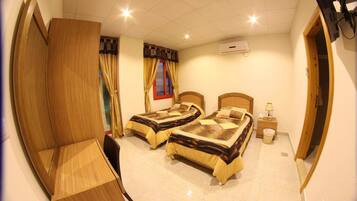 Quarto duplo | Cofres nos quartos, escrivaninha, cortinas blackout