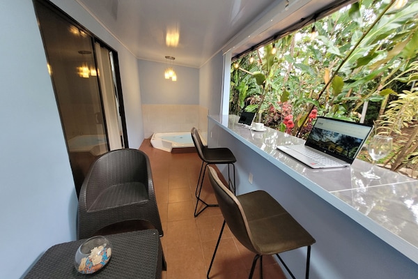 Estúdio luxo, 1 cama King, para não fumantes, vista para o jardim | Sacada