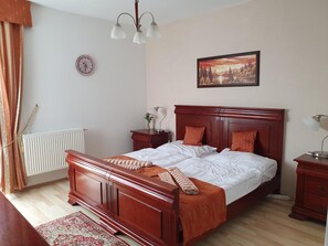 Escrivaninha, camas extras/dobráveis (sobretaxa), roupa de cama