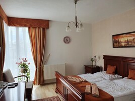 Secretária, camas desdobráveis, roupa de cama fornecida 