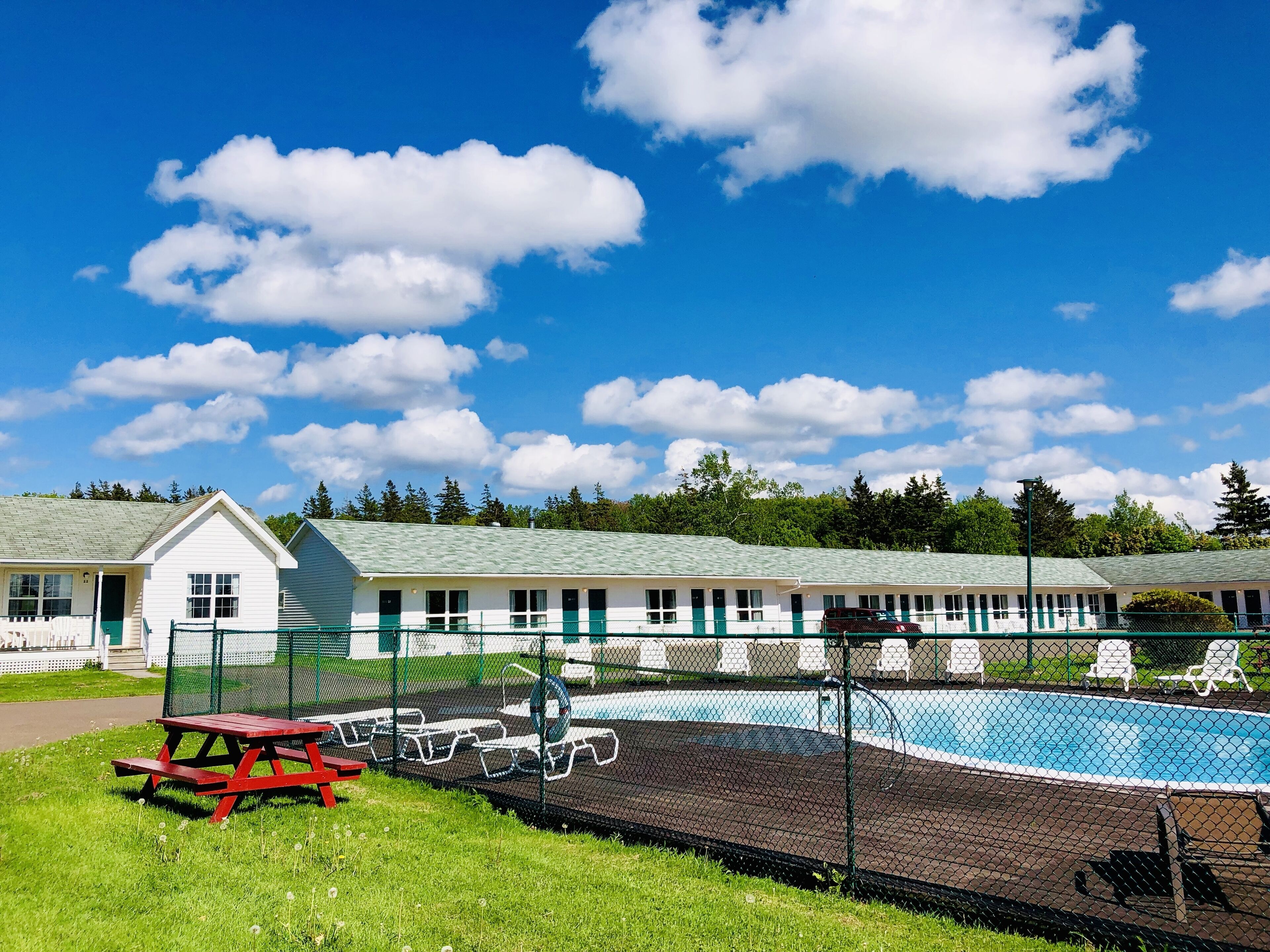 Piscina externa, funciona das 11h às 20h, espreguiçadeiras