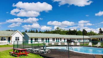 Piscina externa, funciona das 11h às 20h, espreguiçadeiras