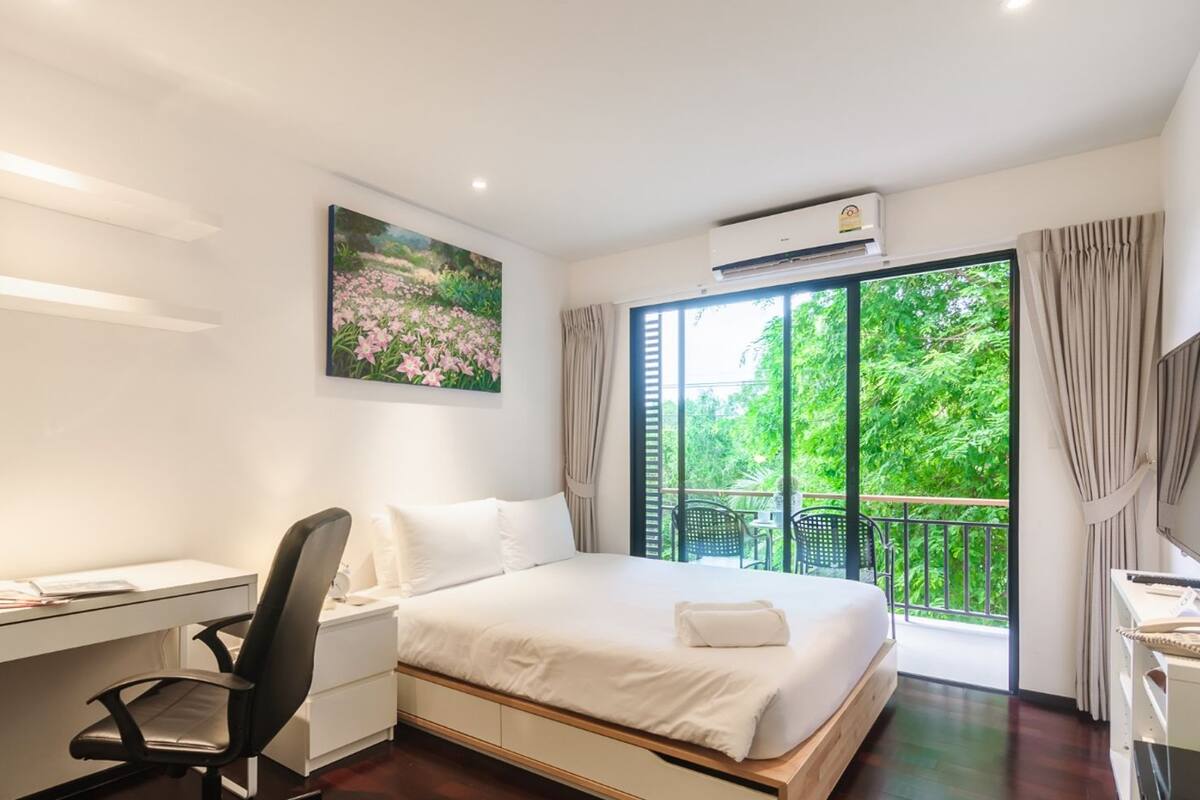 Quarto superior, para não fumantes, geladeira e micro-ondas | Cofres nos quartos, cortinas blackout, Wi-Fi de cortesia