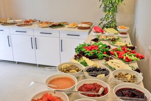 Pequenos-almoços, almoços e jantares servidos 