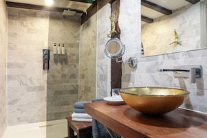 Quarto casal exclusivo, suíte ( Room 1, No 7even ) | Banheiro | Produtos de toalete grátis, secador de cabelo, toalhas de banho 