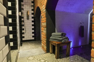 Quarto Duplo Deluxe, casa de banho anexa (Room 7, No 8ight) | Casa de banho | Artigos de higiene pessoal grátis, um secador de cabelo 