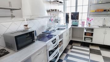 Quarto casal bĂĄsico | Cozinha compartilhada | Geladeira grande, micro-ondas, fogĂŁo, cooktop