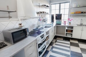 Quarto Duplo Básico | Cozinha partilhada | Um frigorífico/congelador grande, um micro-ondas, um forno 